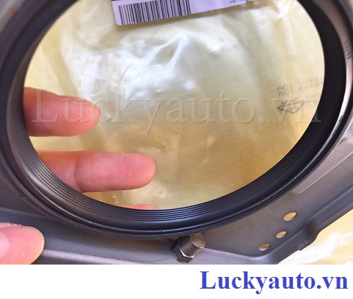 Phớt đuôi trục cơ xe Mercedes E280/ E300 đời 2006_ 2720100814