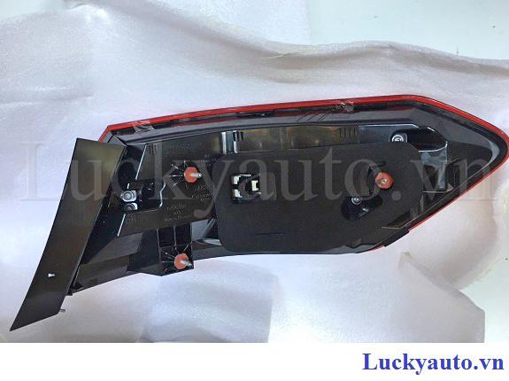 Đèn hậu miếng ngoài xe Mercedes E200 đời 2015_ 2129060703