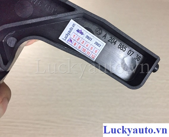 Miếng nhựa ca lăng xe Mercedes C250 CGI đời 2011_ 204 885 07 36_ 2048850736